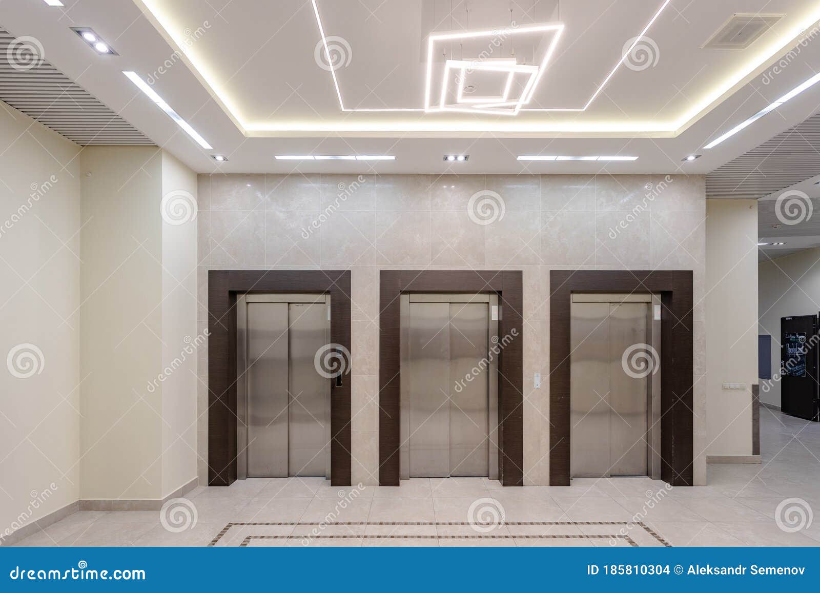 Interior De Un Edificio Moderno Con Tres Ascensores 0077 Foto de ...