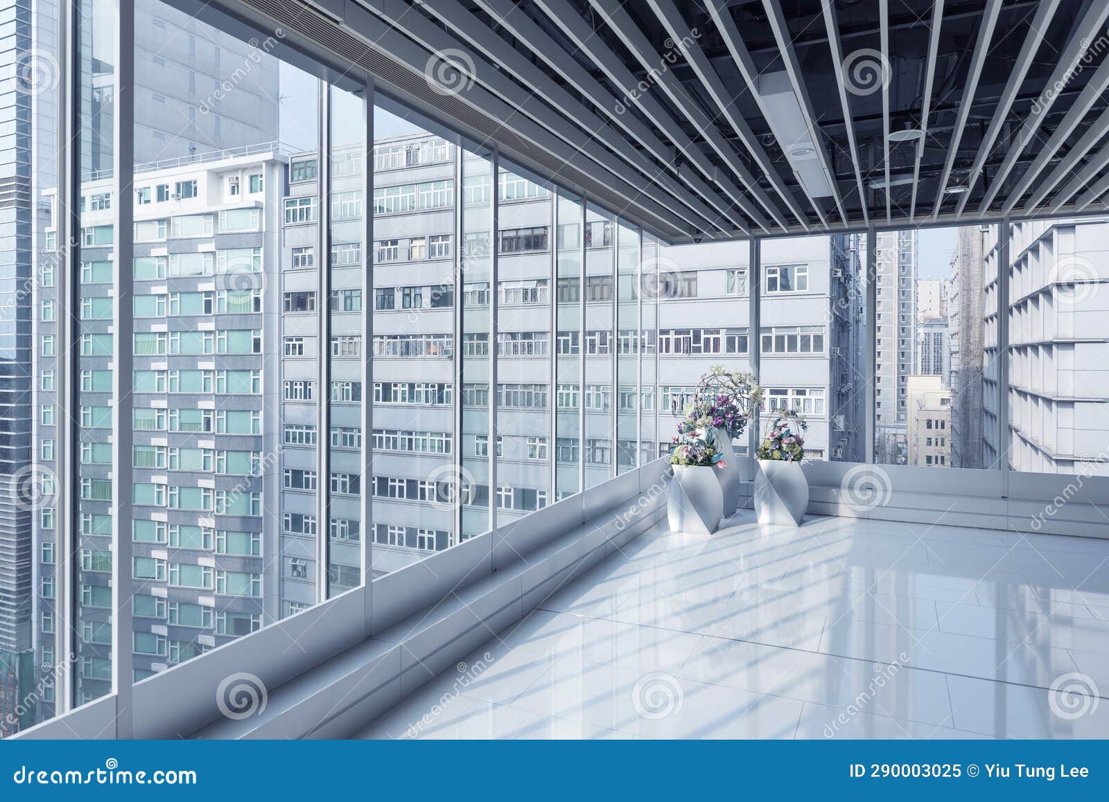 Interior De Un Edificio Moderno Imagen de archivo - Imagen de alameda ...