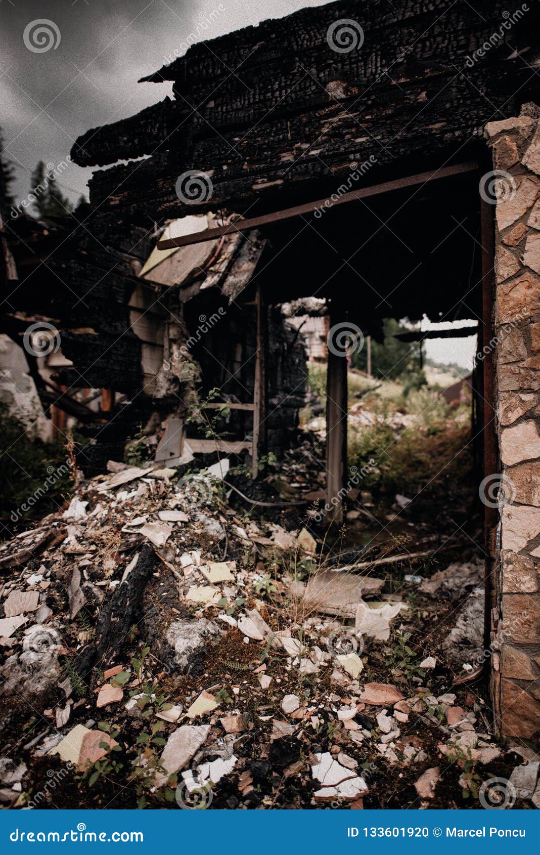 Interior De Un Hogar Quemado Del Fuego Foto de archivo - Imagen de ...