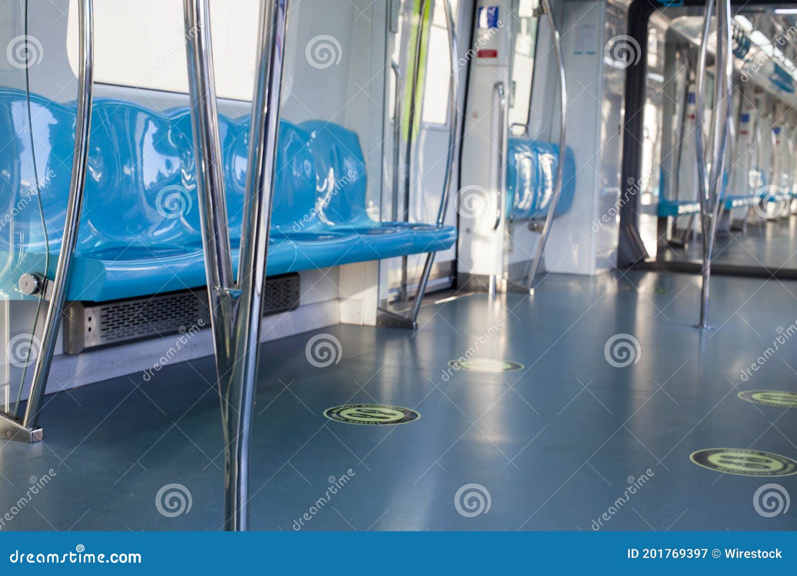 Interior de un metro imagen de archivo. Imagen de metro - 201769397