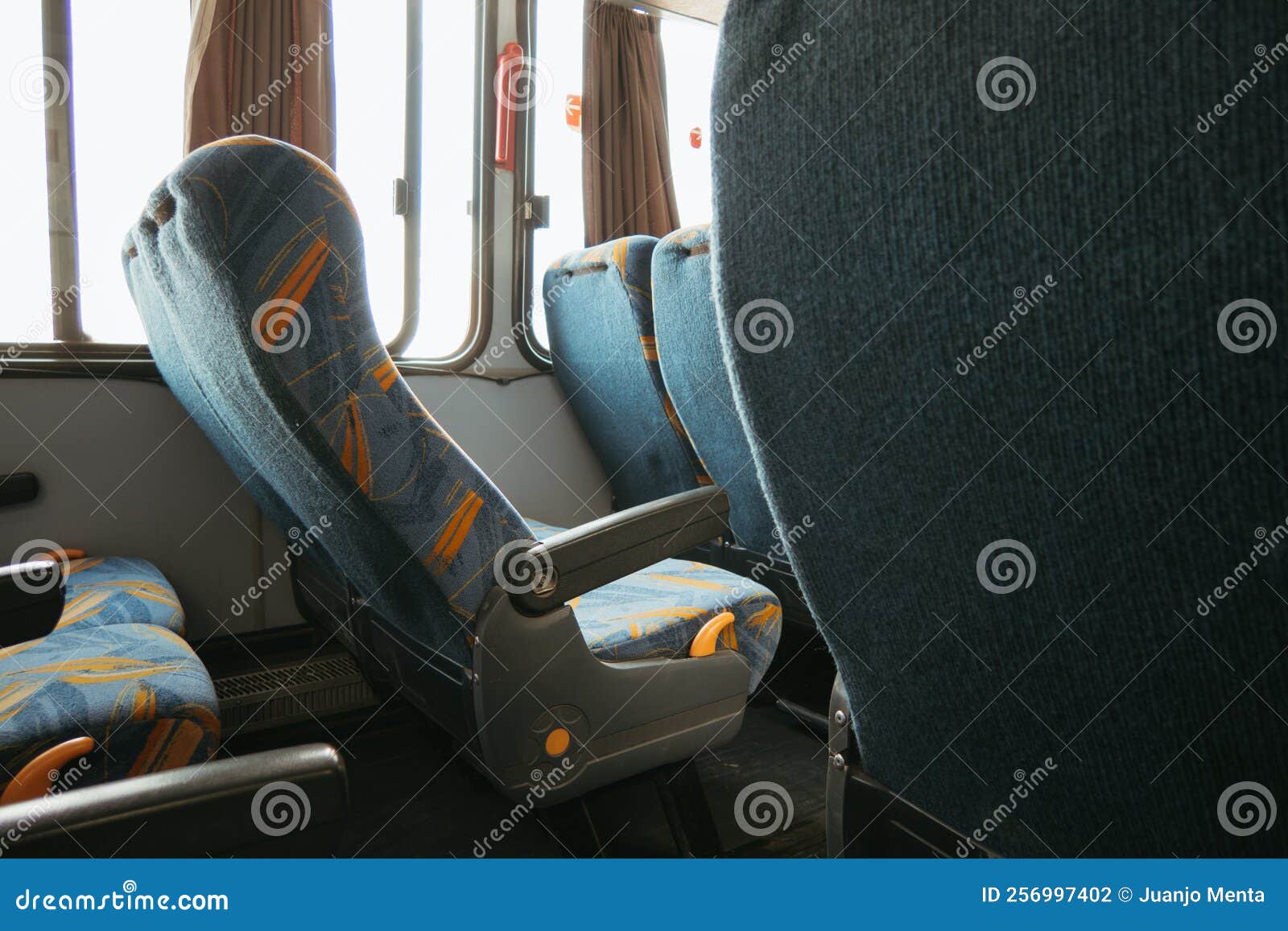 Interior De Un Nuevo Bus Moderno Foto de archivo - Imagen de ciudad ...