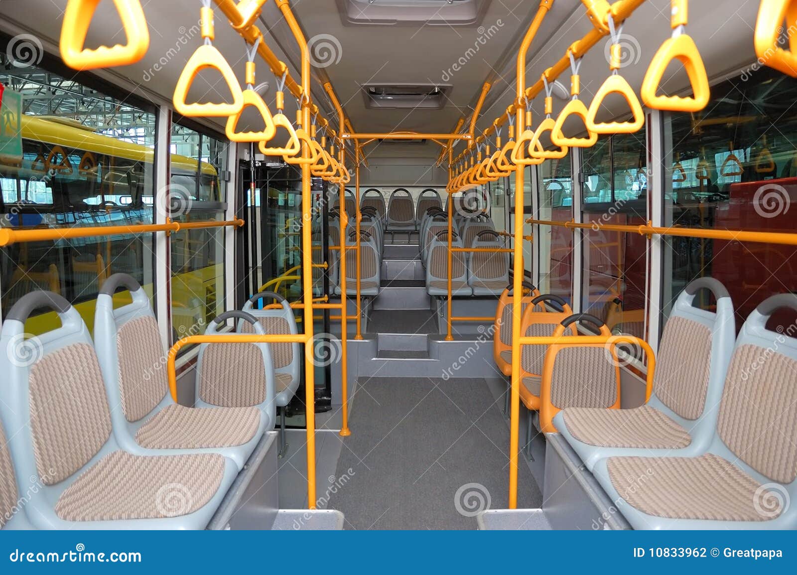 Interior De Un Omnibus Vacío De La Ciudad Foto de archivo - Imagen de ...