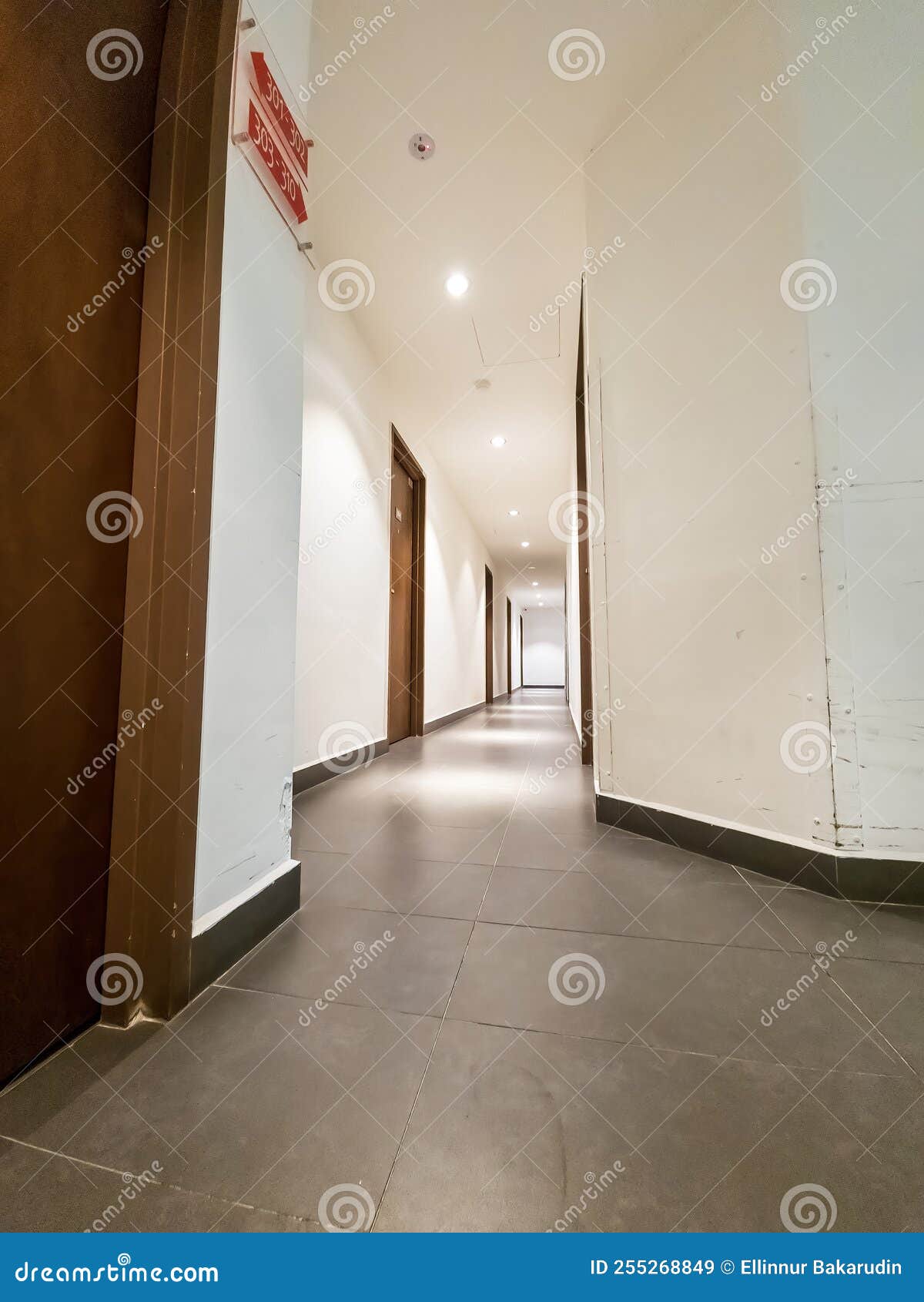 Interior De Un Sencillo Pasillo De Hotel Minimalista Imagen de archivo ...