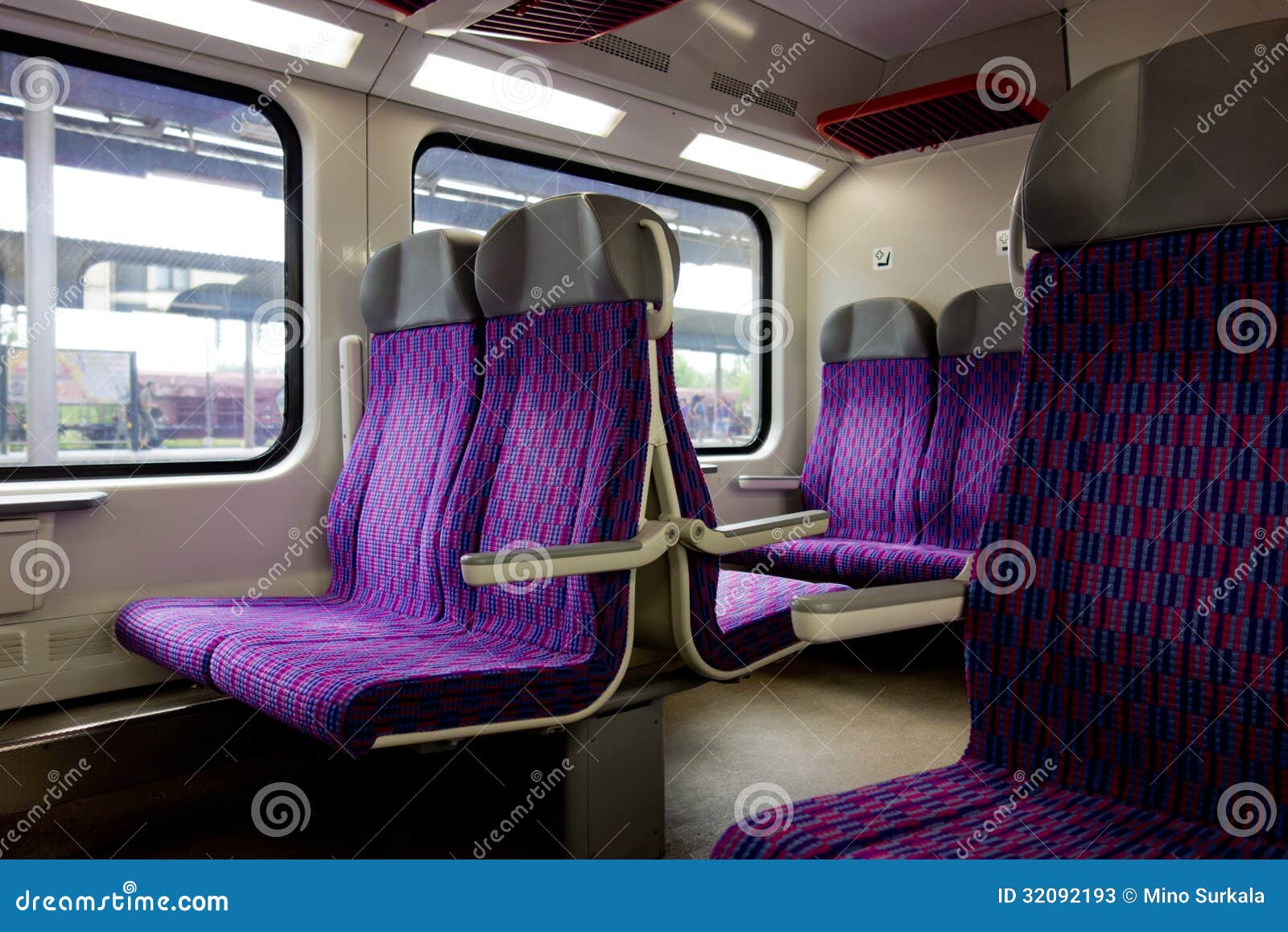 Interior De Un Tren Moderno Imagen de archivo - Imagen de azul ...