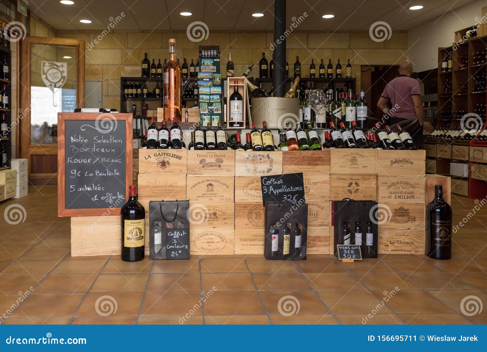 Interior De Una Bodega En Saint Emilion, Francia Foto editorial ...