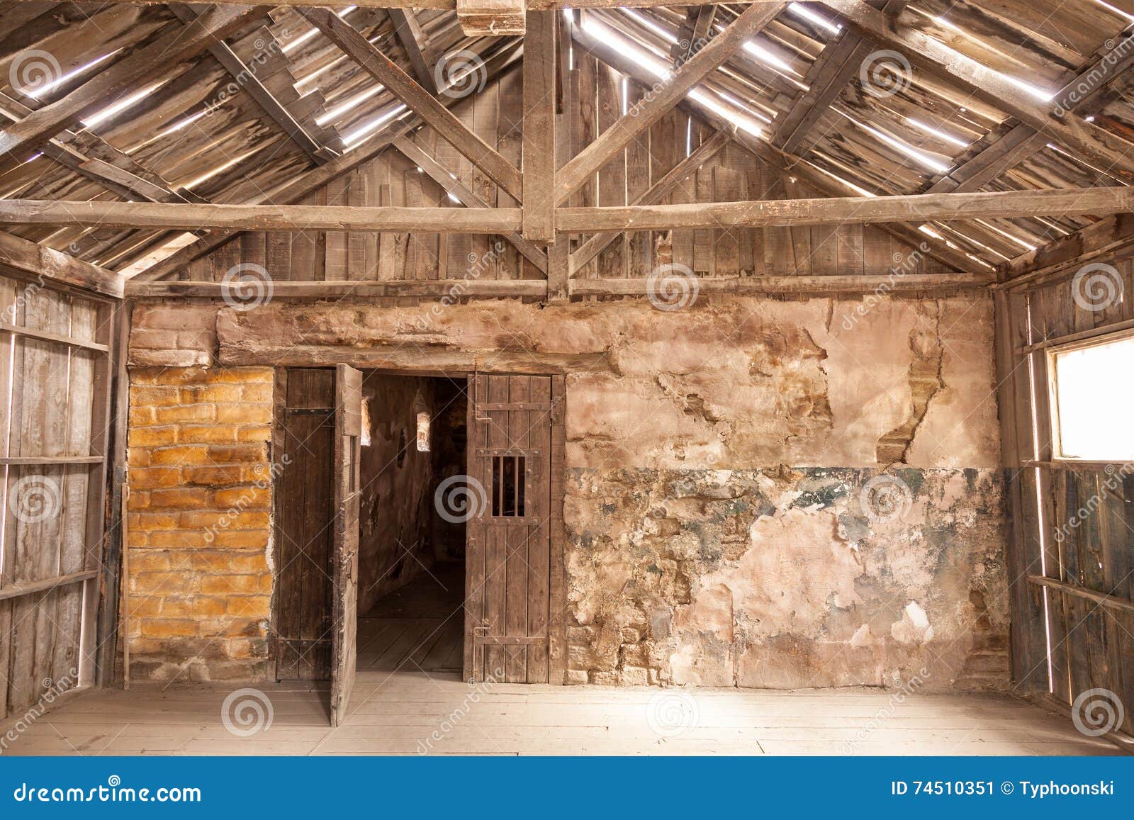 Interior De Una Casa De Madera Vieja Imagen de archivo - Imagen de ...