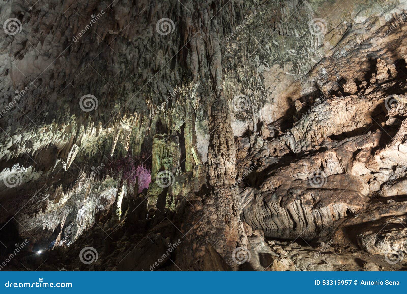 Interior de una cueva imagen de archivo. Imagen de accesible - 83319957