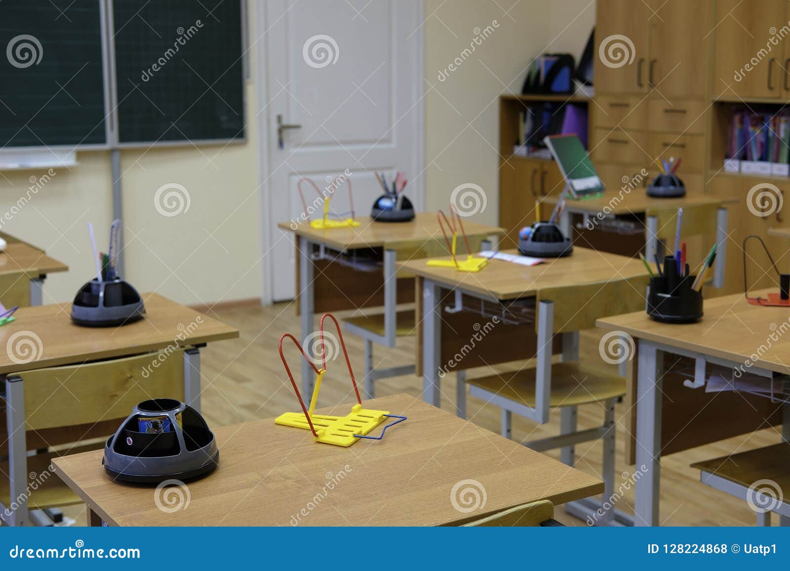 Interior De Una Sala De Clase Moderna De La Escuela Foto de archivo ...
