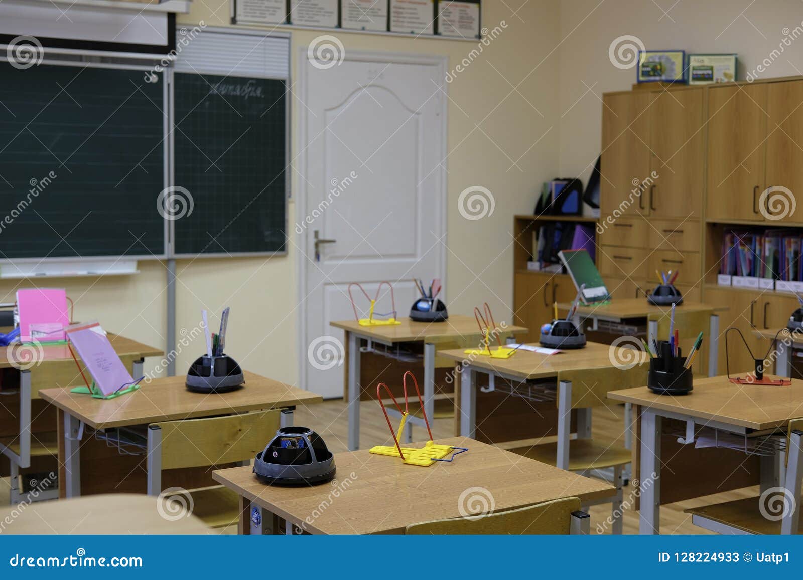 Interior De Una Sala De Clase Moderna De La Escuela Foto de archivo ...