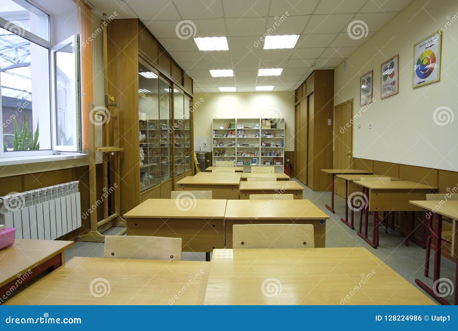 Interior De Una Sala De Clase Moderna De La Escuela Foto editorial ...