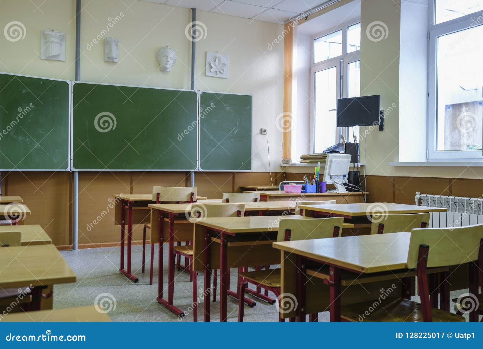 Interior De Una Sala De Clase Moderna De La Escuela Imagen de archivo ...