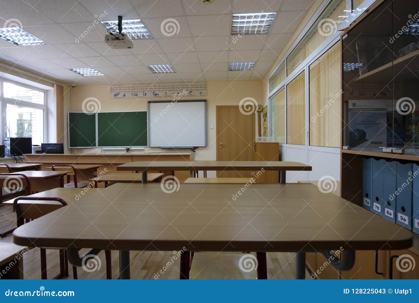 Interior De Una Sala De Clase Moderna De La Escuela Imagen de archivo ...