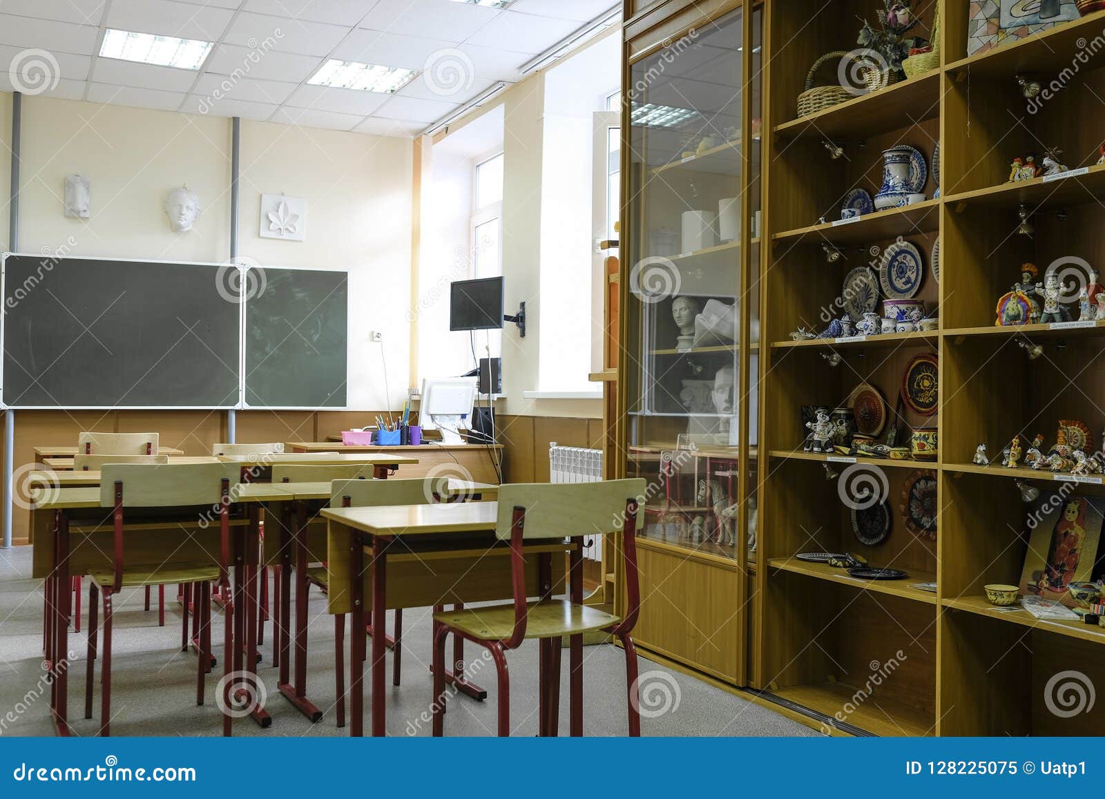 Interior De Una Sala De Clase Moderna De La Escuela Imagen de archivo ...