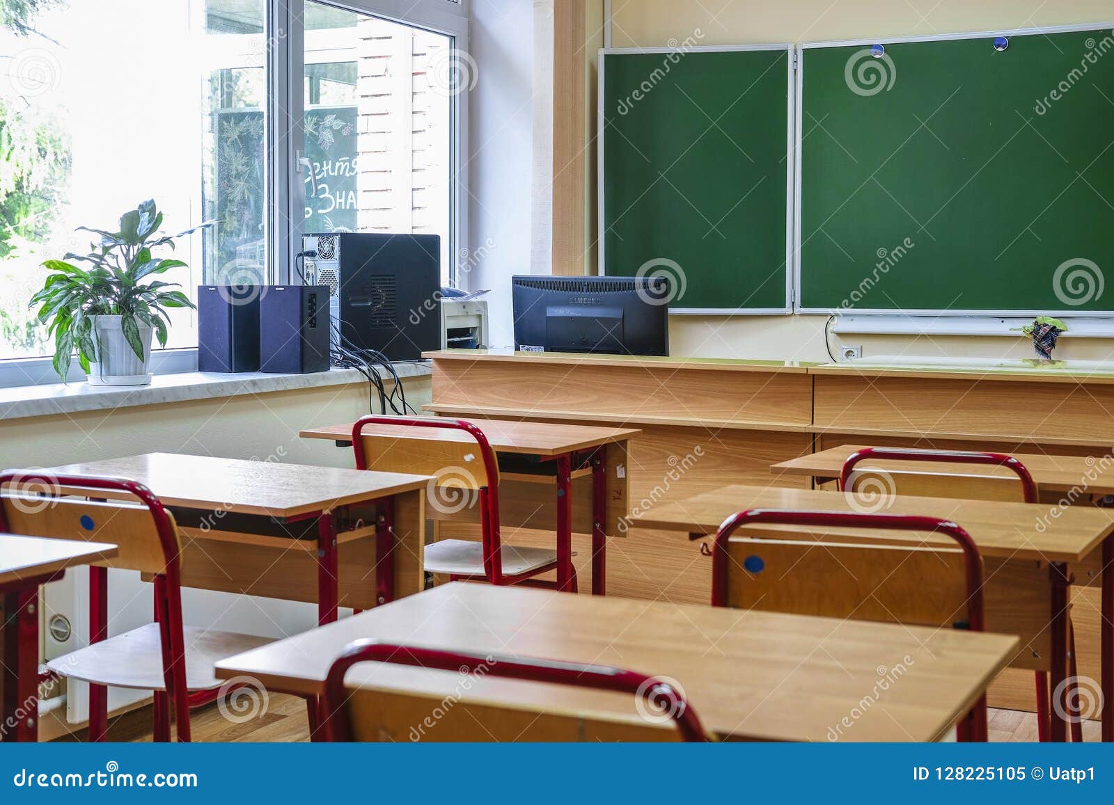 Interior De Una Sala De Clase Moderna De La Escuela Imagen de archivo ...