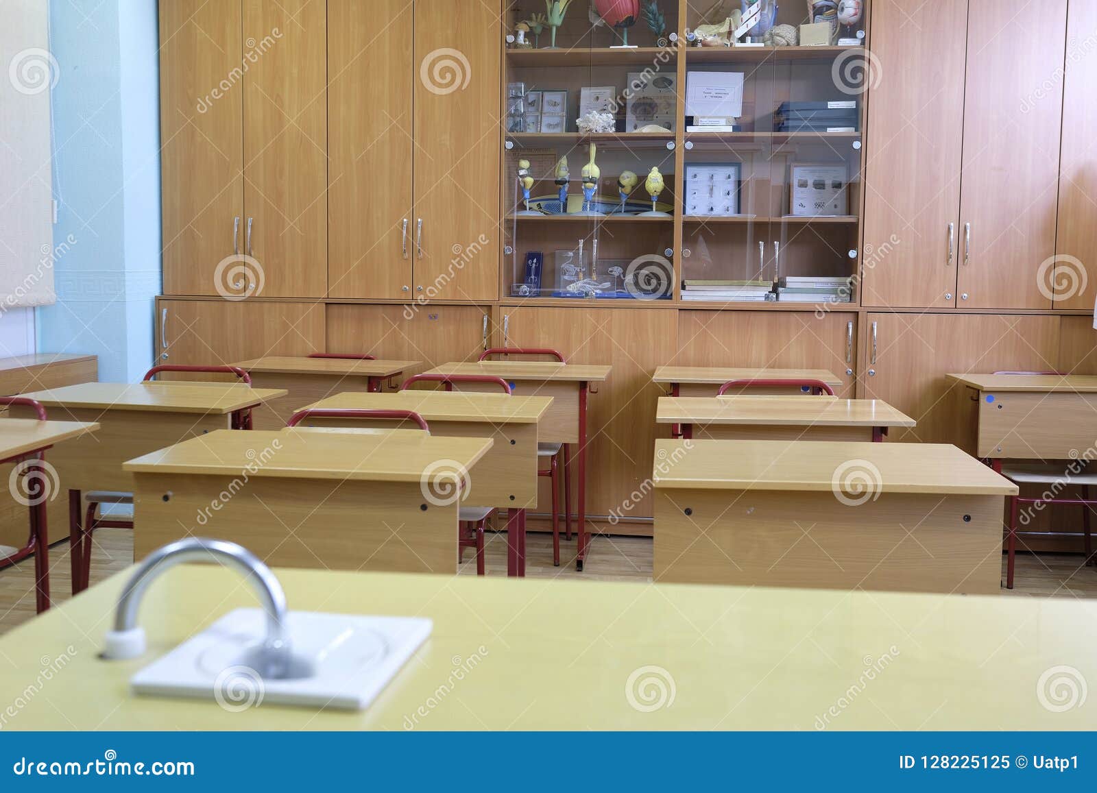 Interior De Una Sala De Clase Moderna De La Escuela Imagen editorial ...