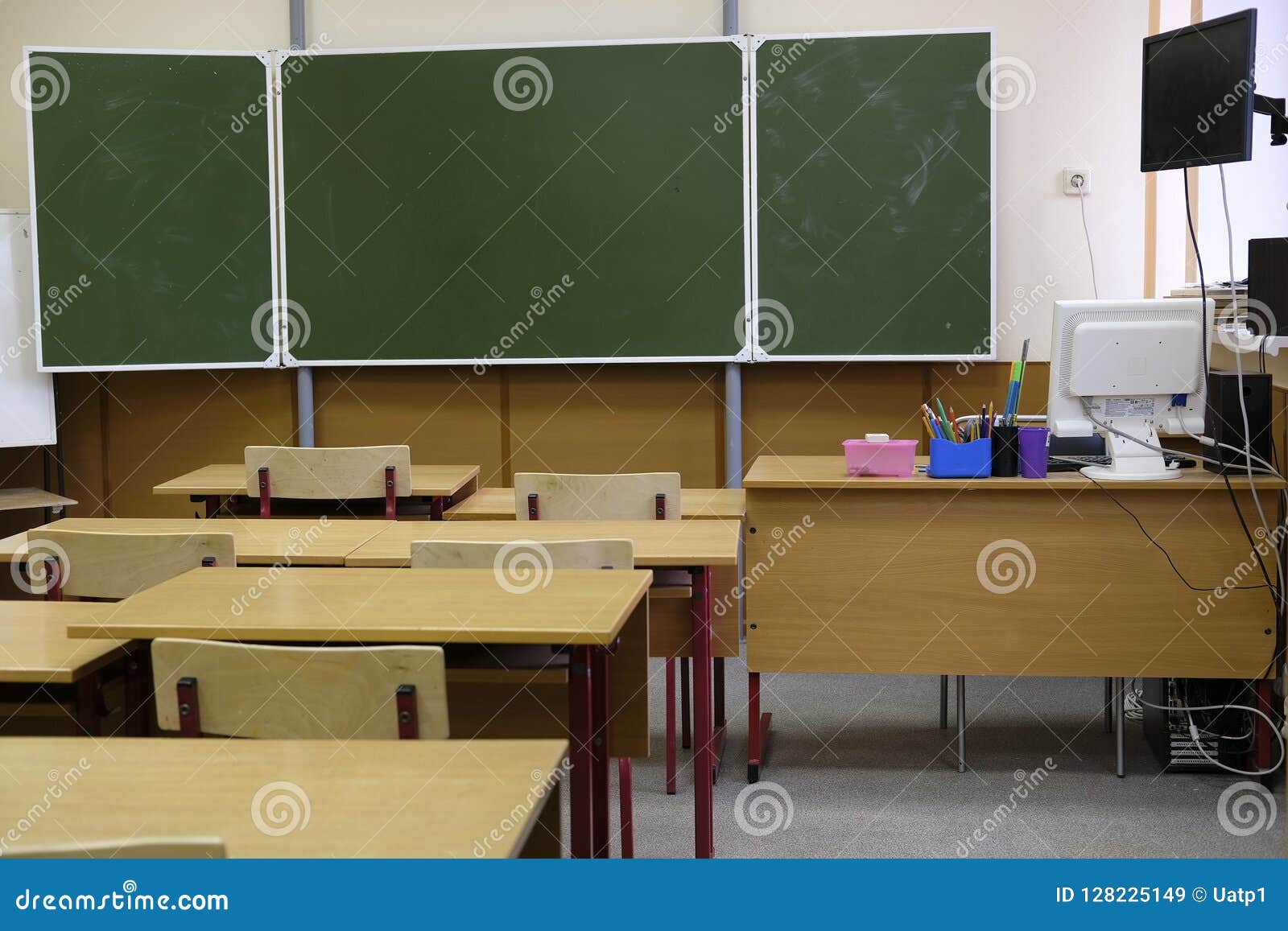 Interior De Una Sala De Clase Moderna De La Escuela Imagen de archivo ...