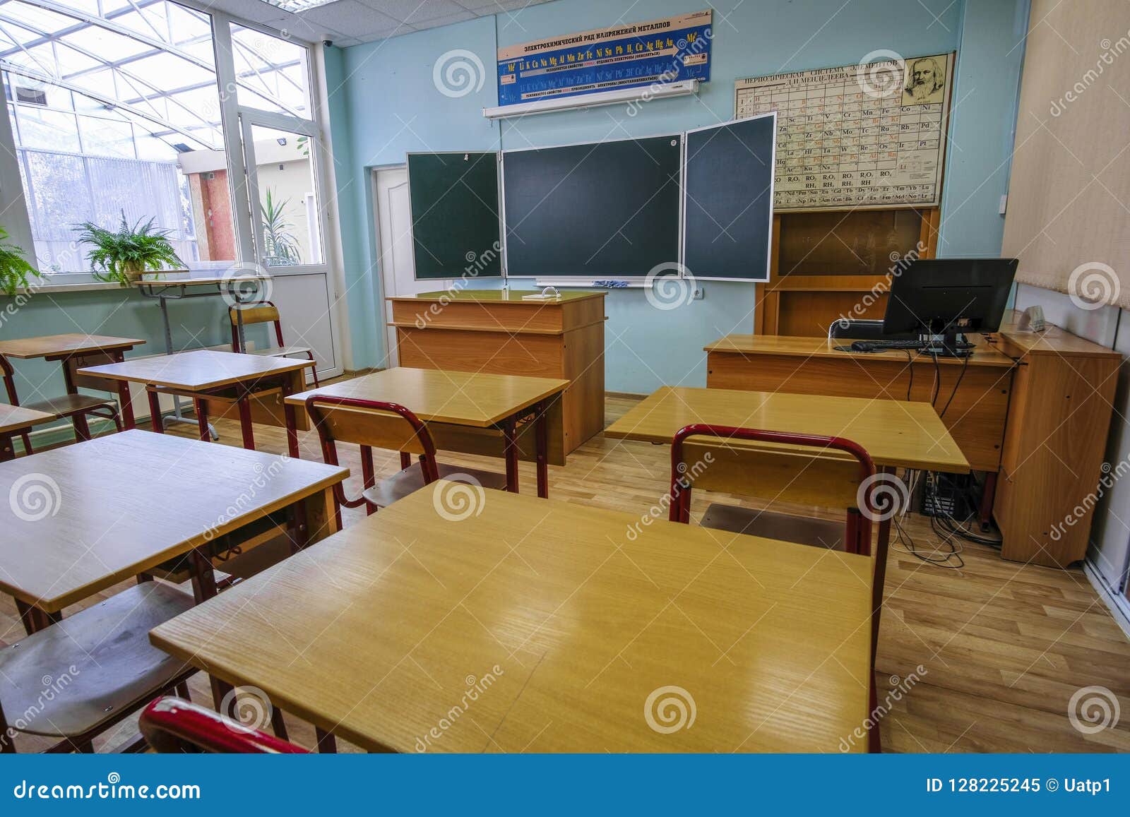 Interior De Una Sala De Clase Moderna De La Escuela Imagen de archivo ...
