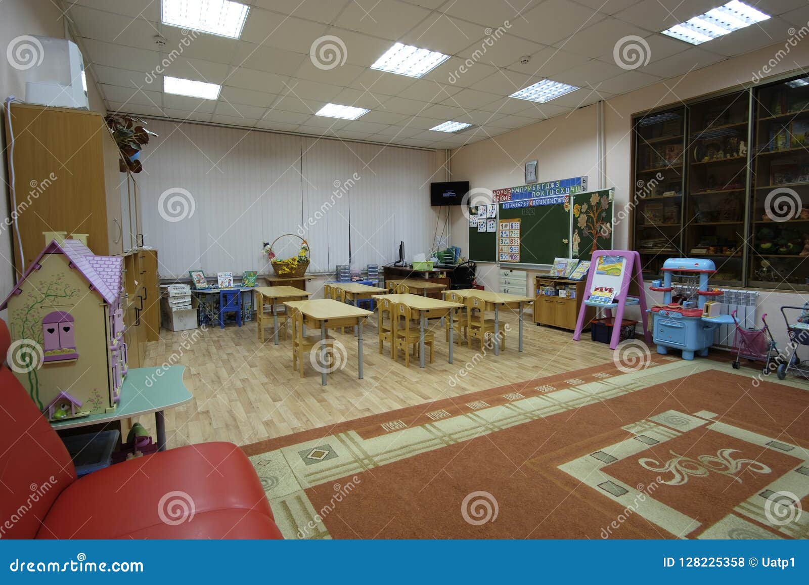 Interior De Una Sala De Clase Moderna De La Escuela Foto de archivo ...