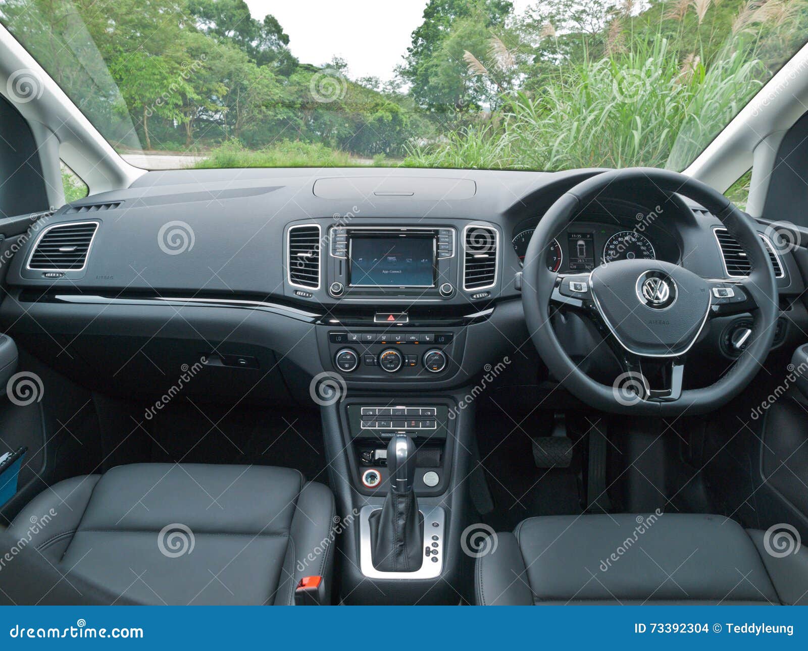 Interior De Volkswagen Sharan 2016 Imagen de archivo editorial - Imagen ...