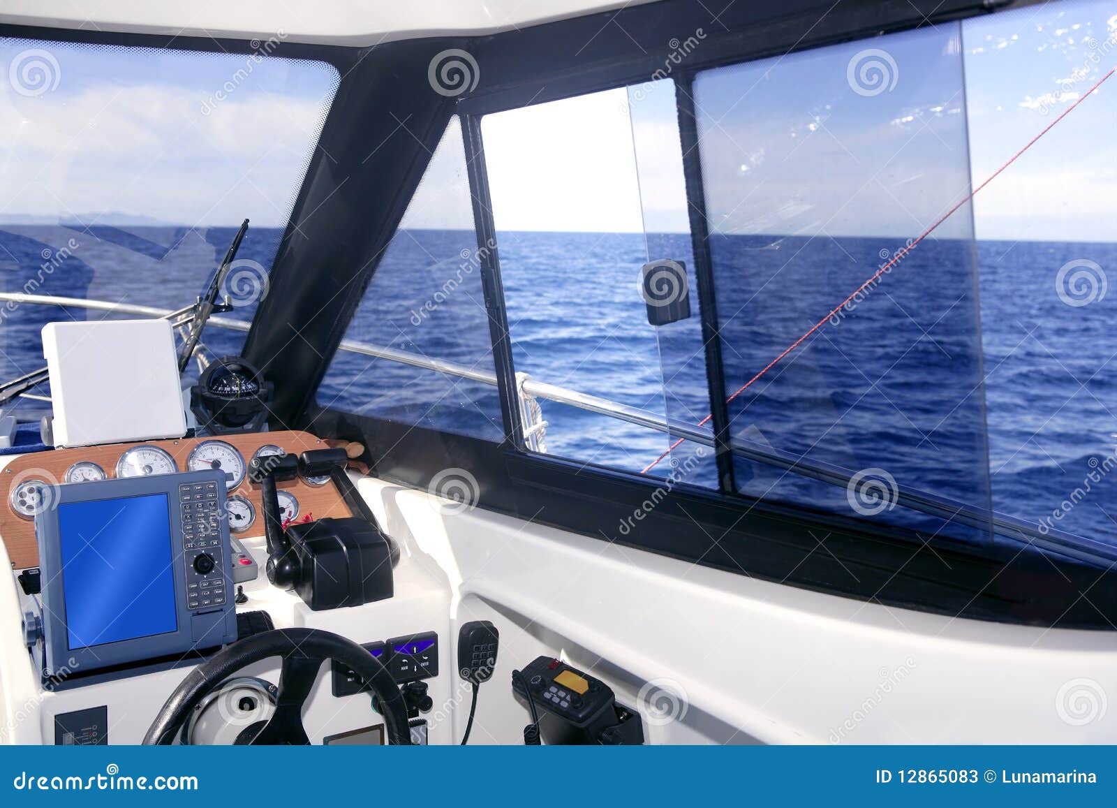 Interior Del Barco Con Los Instrumentos Del Panel De Control Imagen de ...