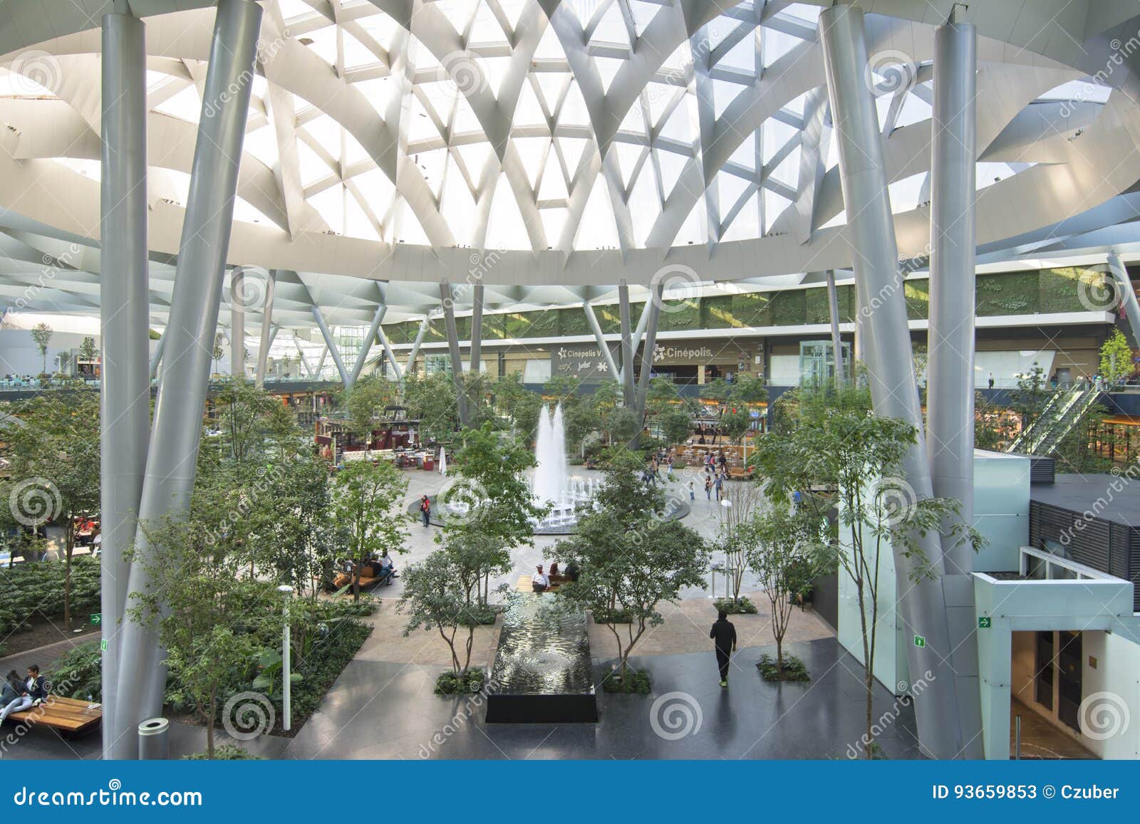 Interior Del Centro Comercial De La Central De Toreo Parque Foto de ...