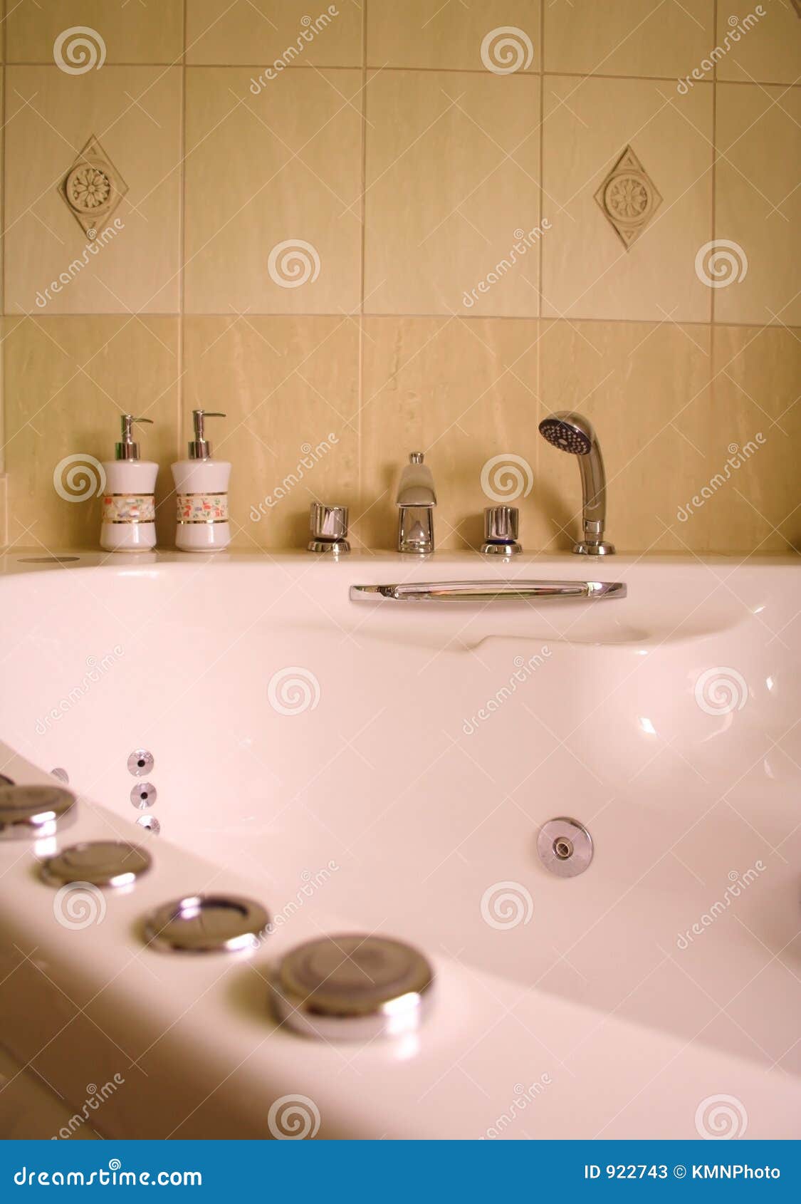 Interior Del Cuarto De Baño Moderno Con El Jacuzzi Imagen de archivo ...