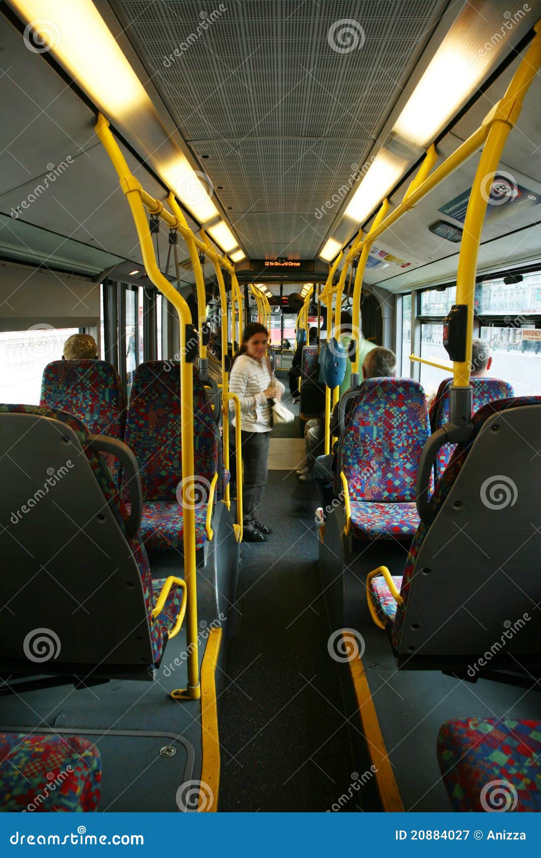Interior Del Omnibus De La Ciudad De Londres Fotografía editorial ...