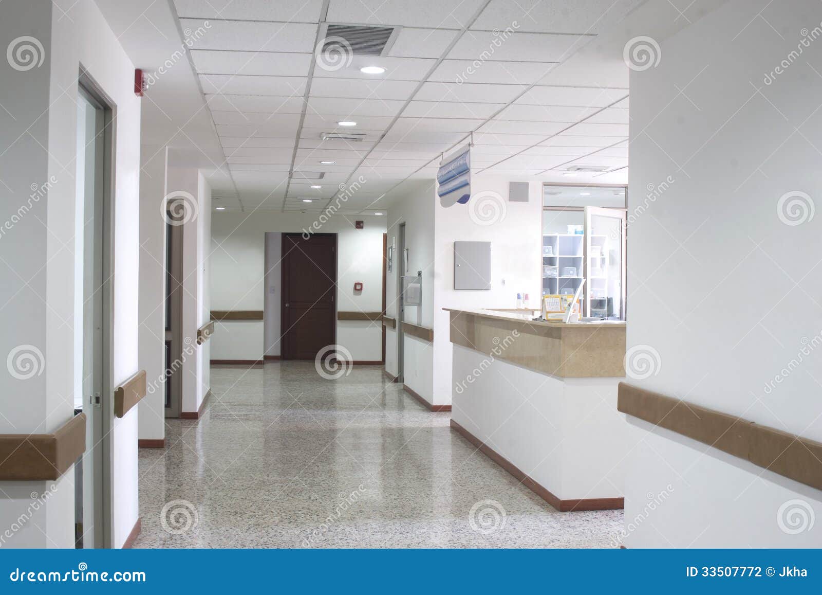 Interior Del Pasillo Dentro De Un Hospital Moderno Foto de archivo ...
