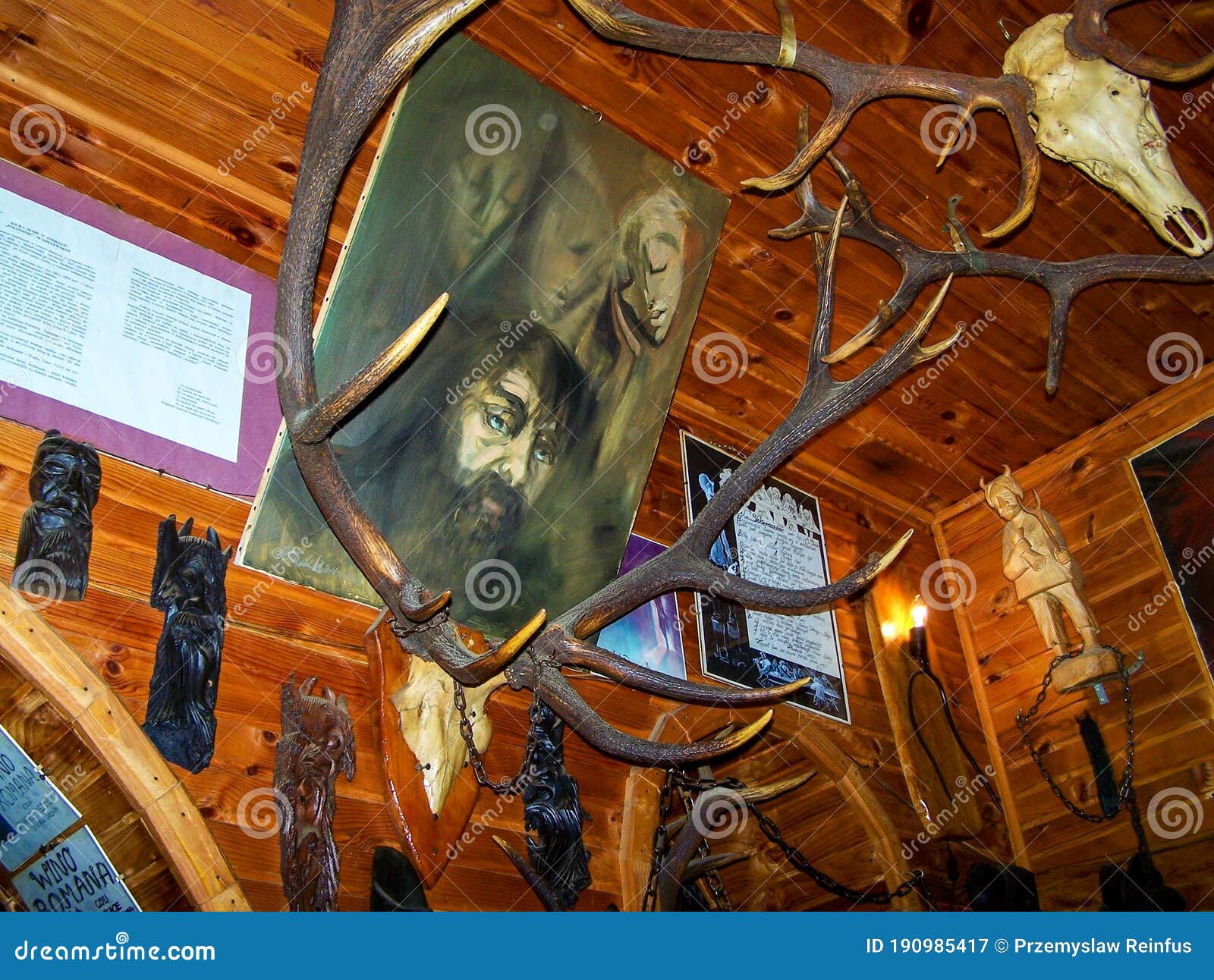 Interior Del Pub Siekierezada En Cisna Poland Fotografía editorial ...