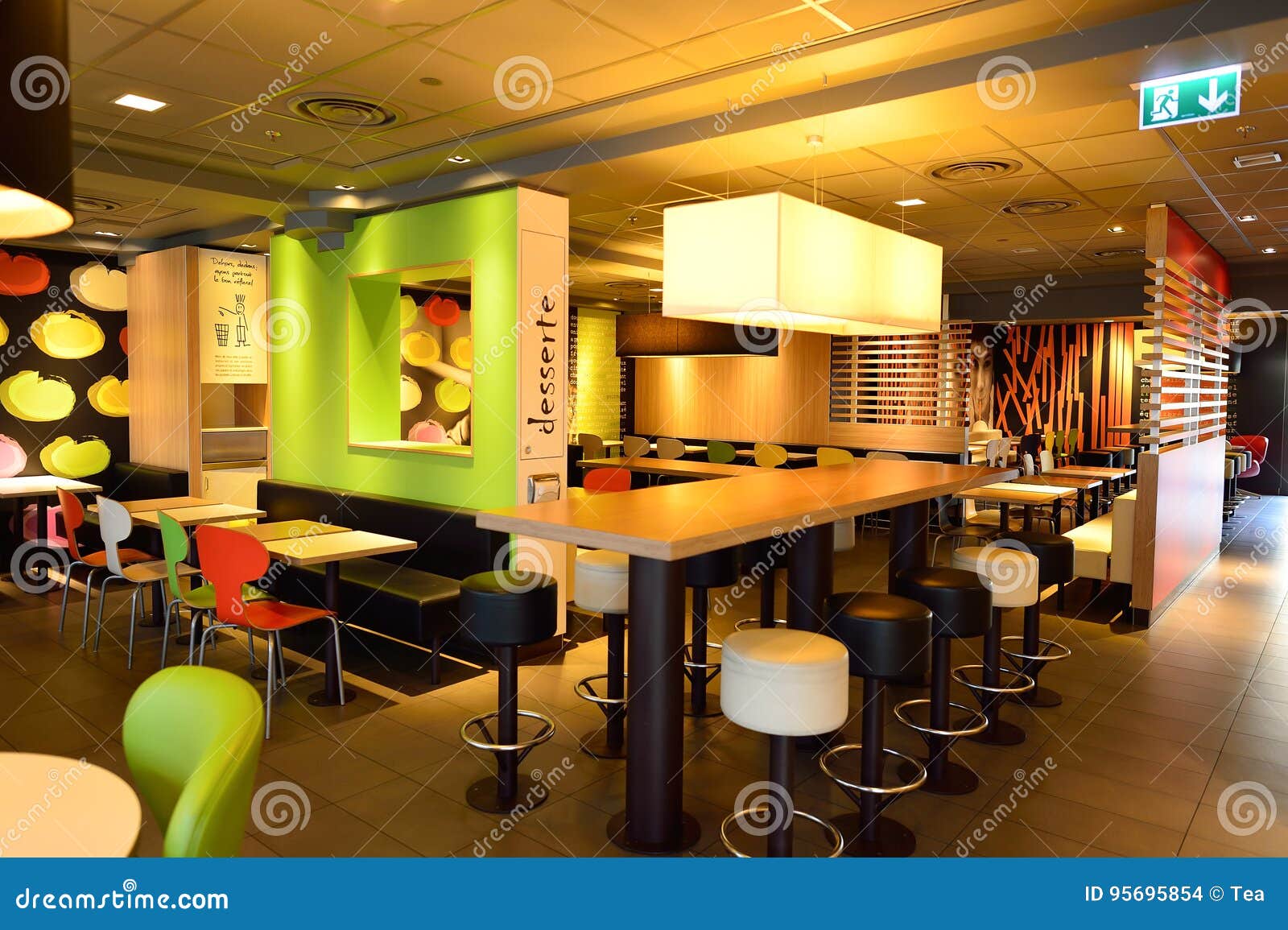 Interior Del Restaurante De McDonald's Imagen de archivo editorial ...