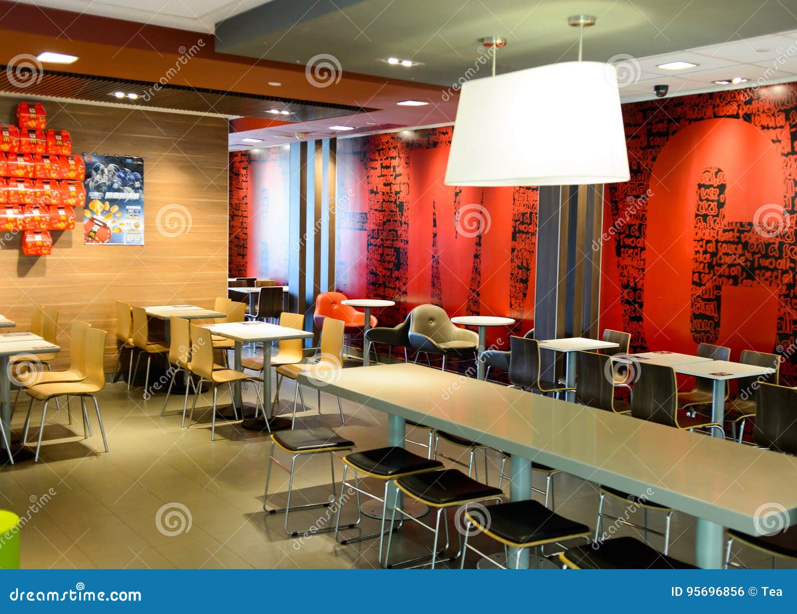 Interior Del Restaurante De McDonald's Foto editorial - Imagen de ...
