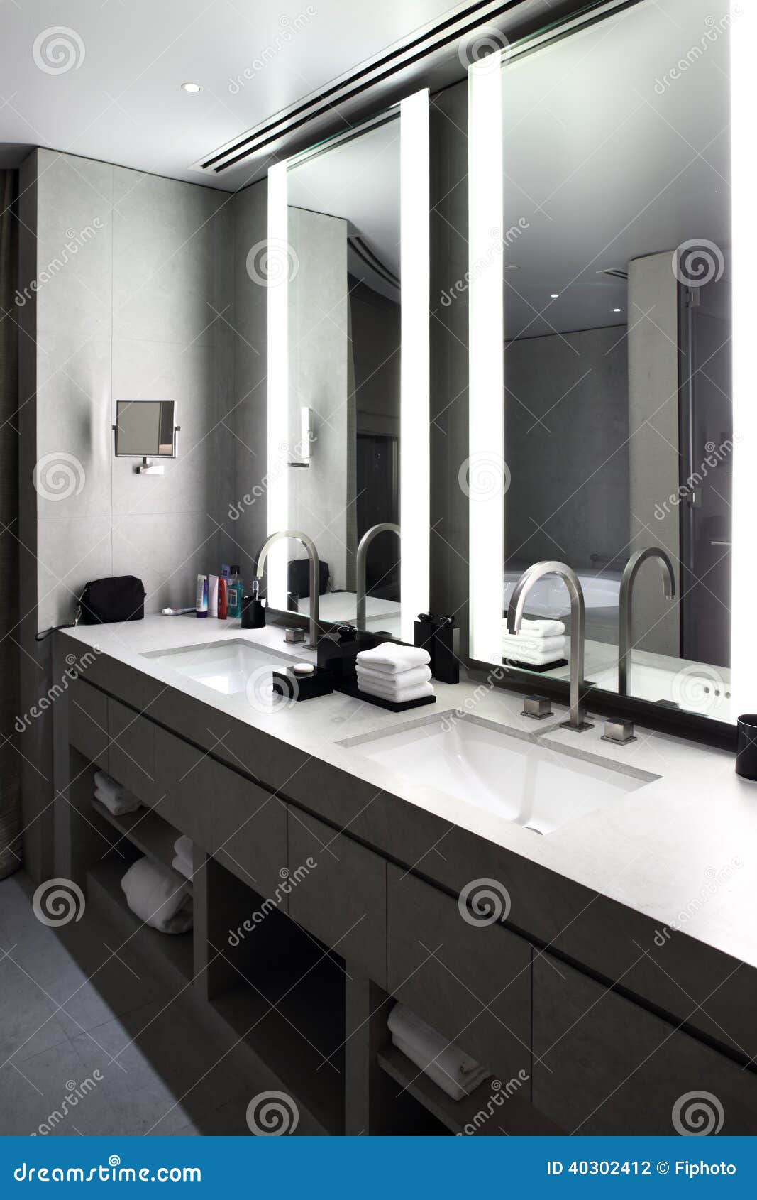 Interior Del Retrete Moderno En Estilo Europeo Foto de archivo - Imagen ...