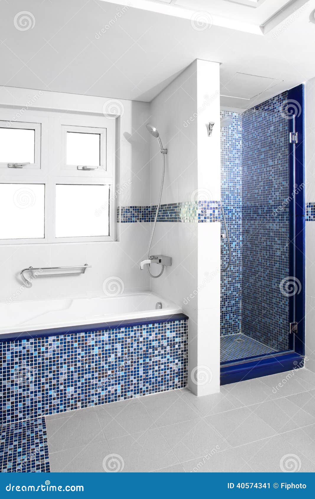 Interior Del Retrete Moderno En Estilo Europeo Imagen de archivo ...