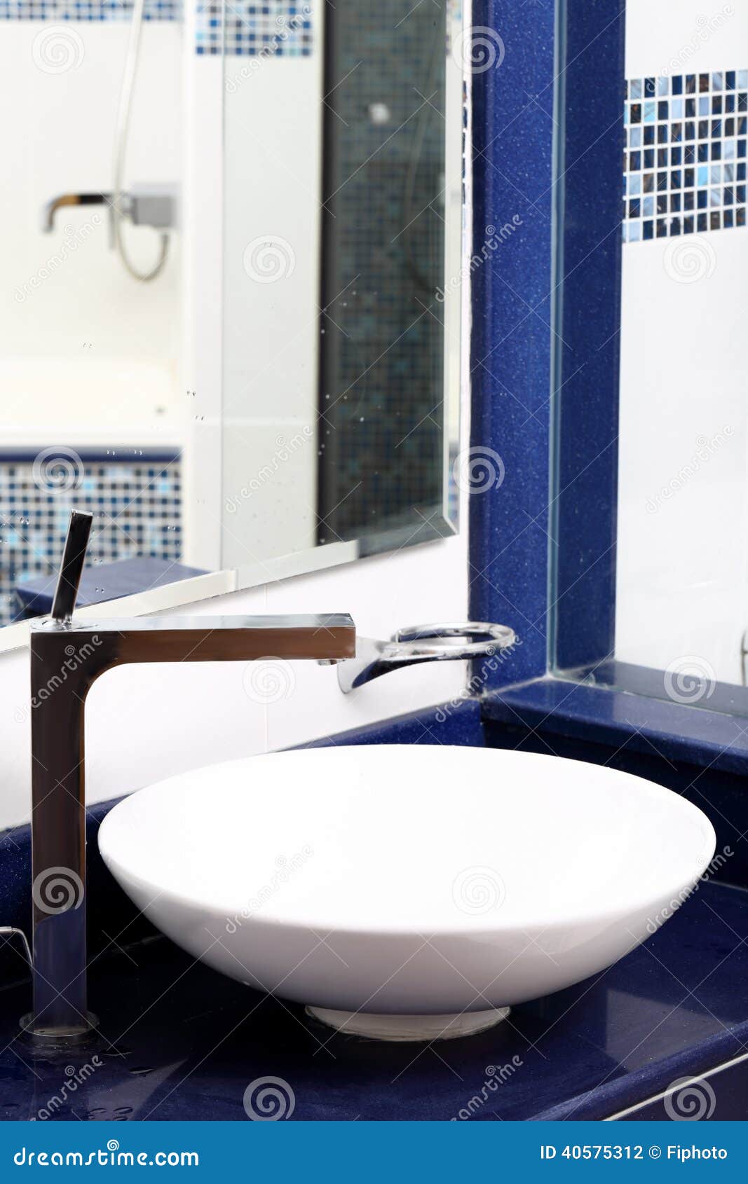 Interior Del Retrete Moderno En Estilo Europeo Foto de archivo - Imagen ...