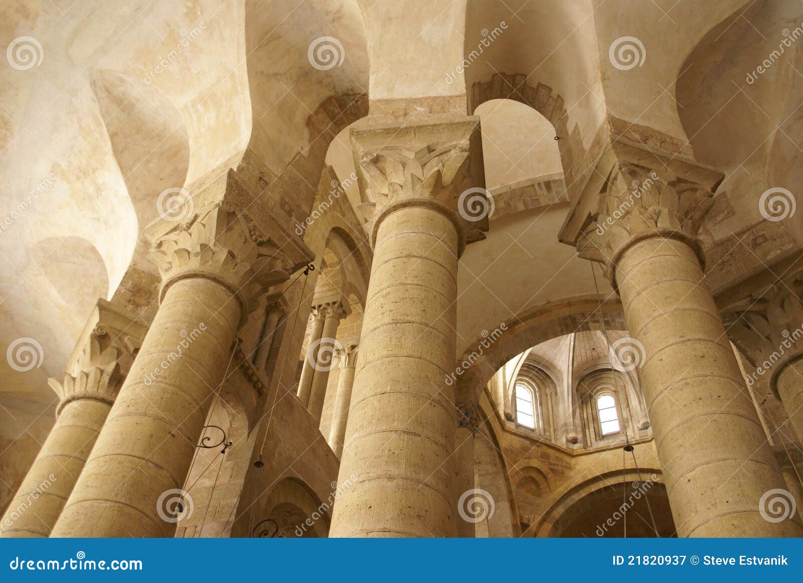 Interior del Romanesque imagen de archivo. Imagen de tortura - 21820937