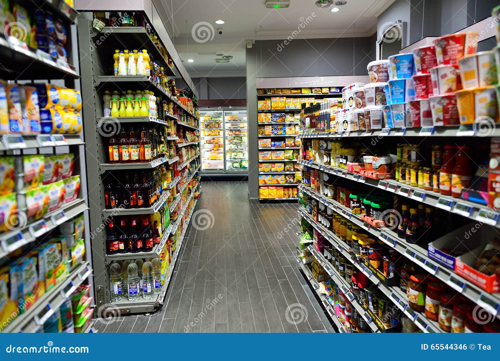 Interior del supermercado foto editorial. Imagen de tarros - 65544346