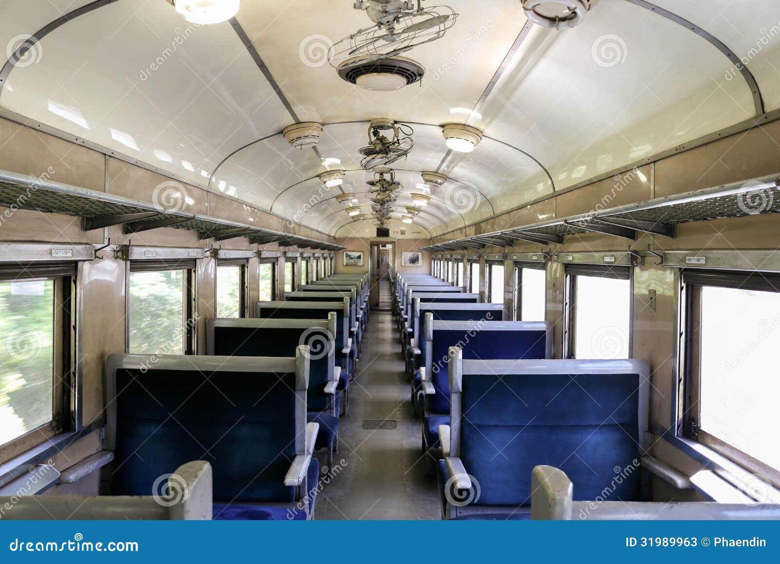 Interior del tren imagen de archivo. Imagen de butaca - 31989963