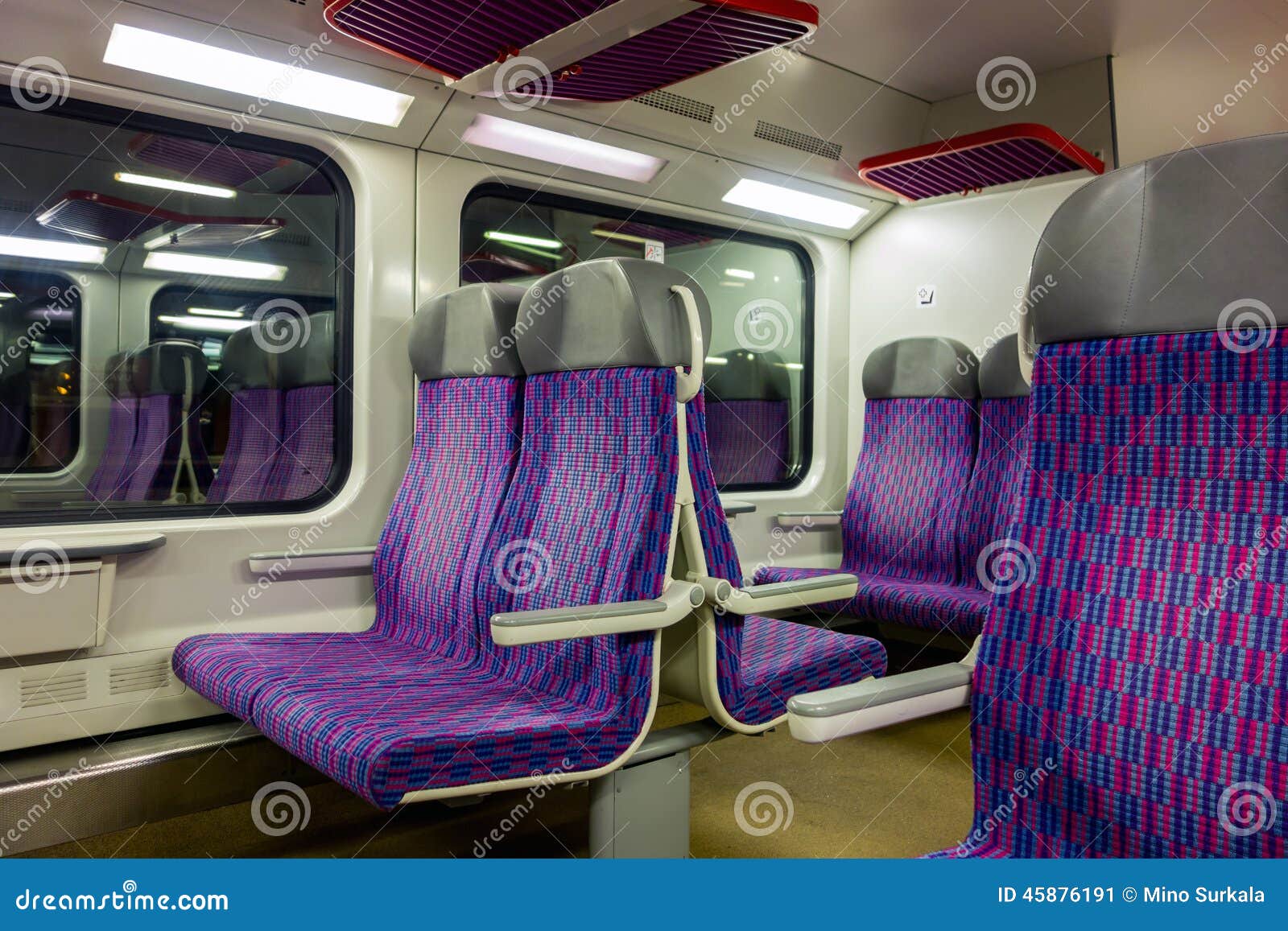 Interior del tren imagen de archivo. Imagen de asientos - 45876191