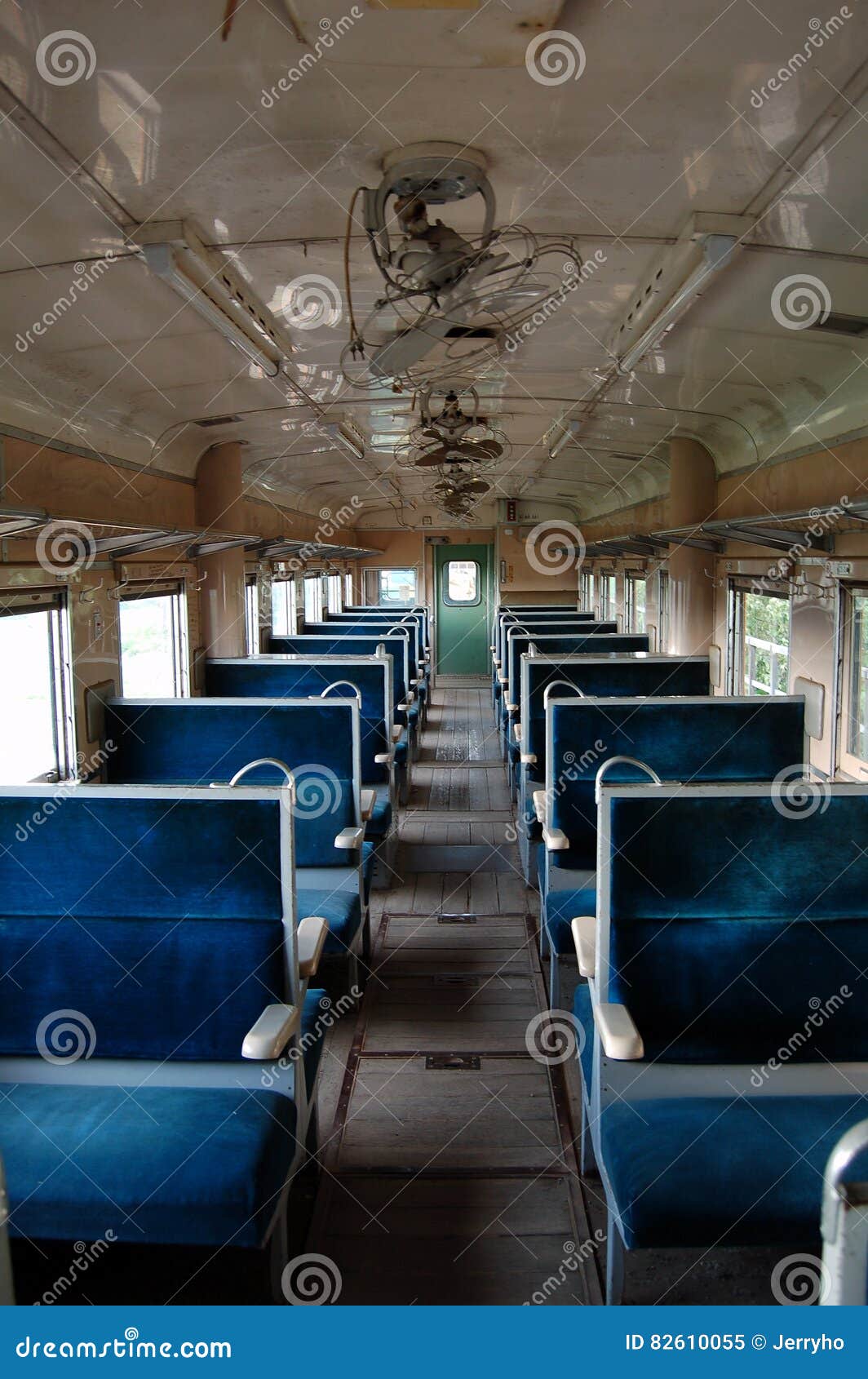 Interior del tren imagen de archivo. Imagen de ventana - 82610055