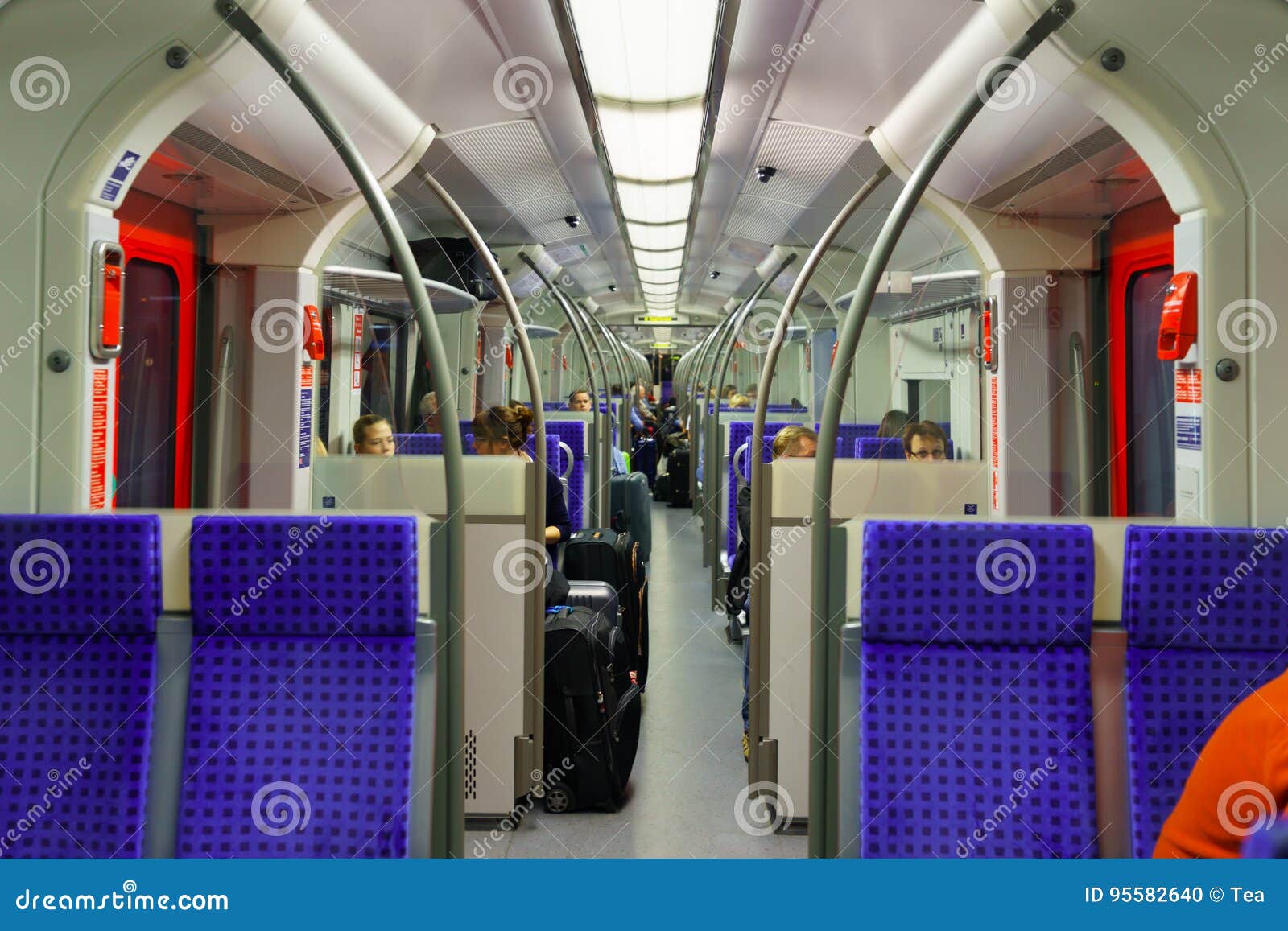 Interior del tren imagen editorial. Imagen de vacaciones - 95582640