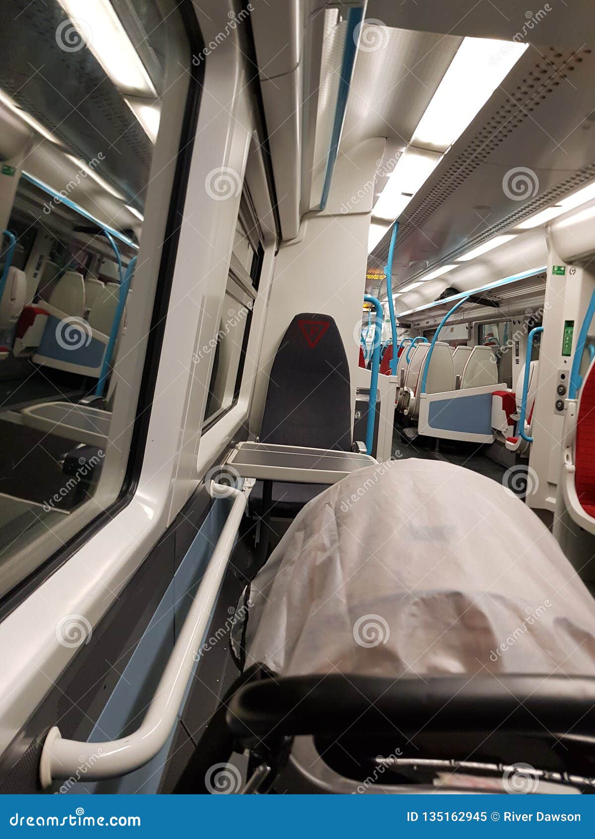 Interior Del Tren Expreso De Gatwick Imagen editorial - Imagen de tren ...