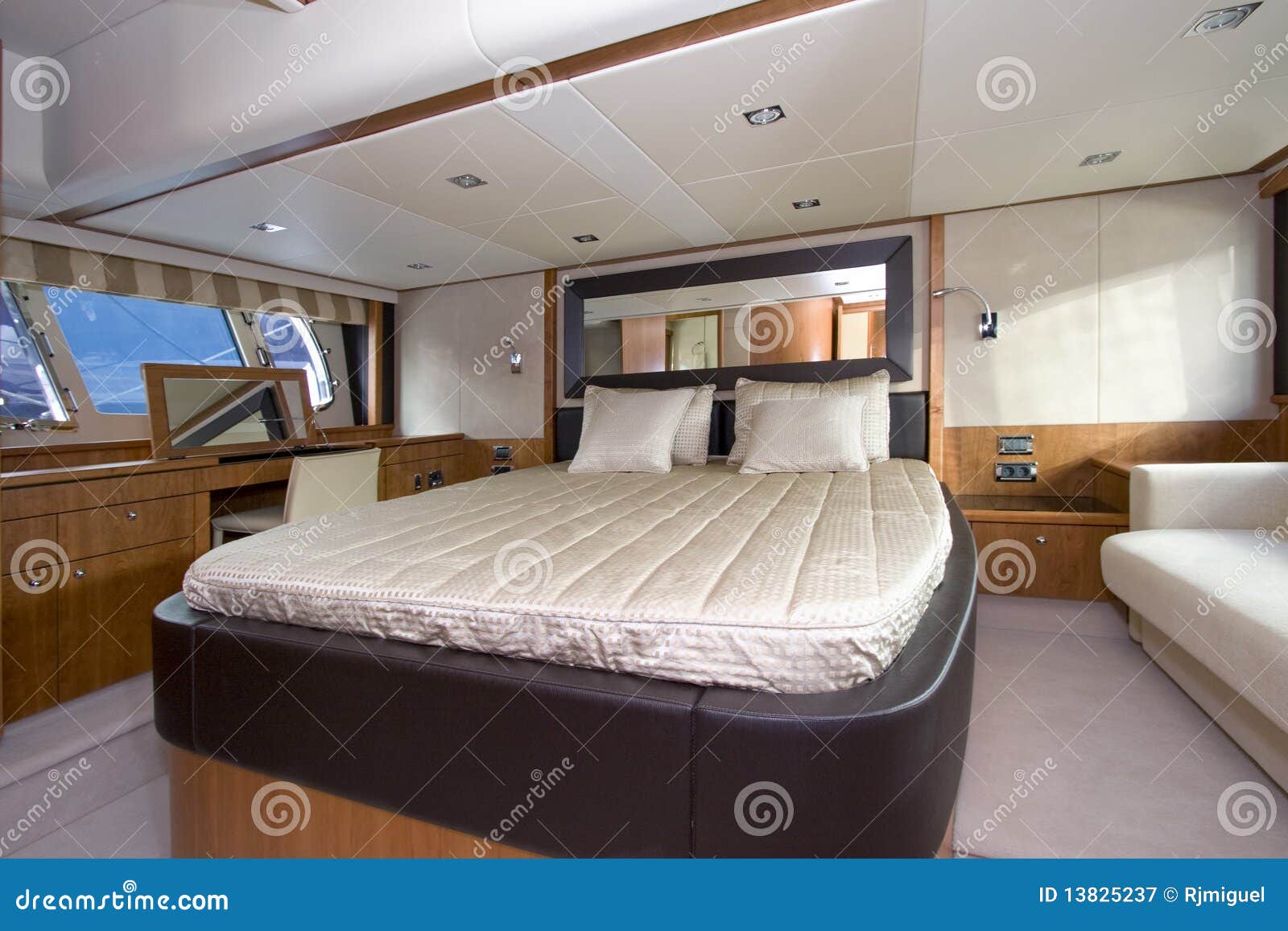 Interior del yate imagen de archivo. Imagen de velocidad - 13825237