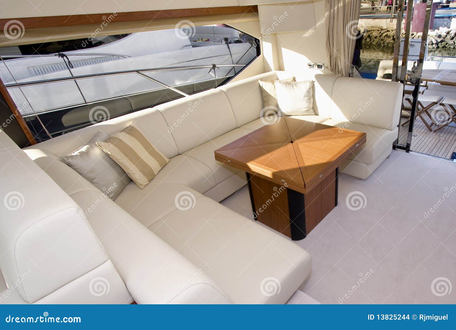 Interior del yate foto de archivo. Imagen de océano, estilo - 13825244