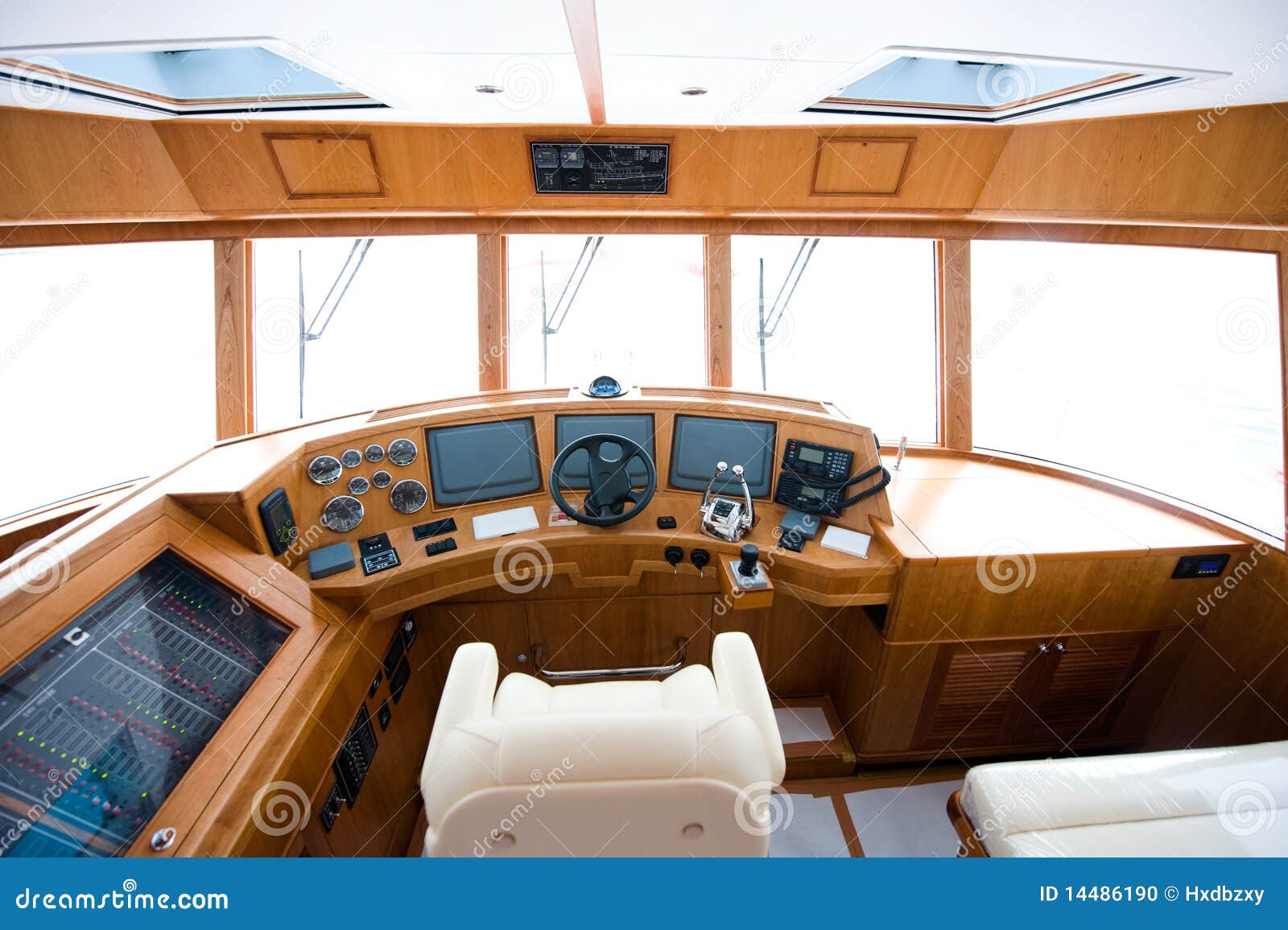 Interior del yate foto de archivo. Imagen de motor, viaje - 14486190