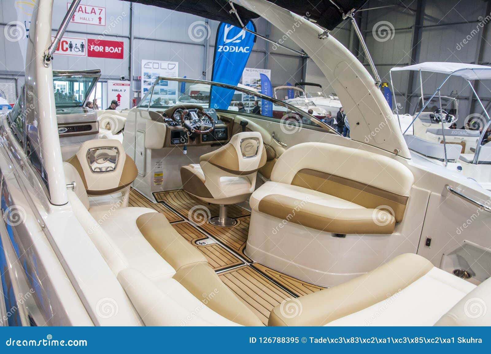 Interior del yate de lujo imagen editorial. Imagen de relaje - 126788395