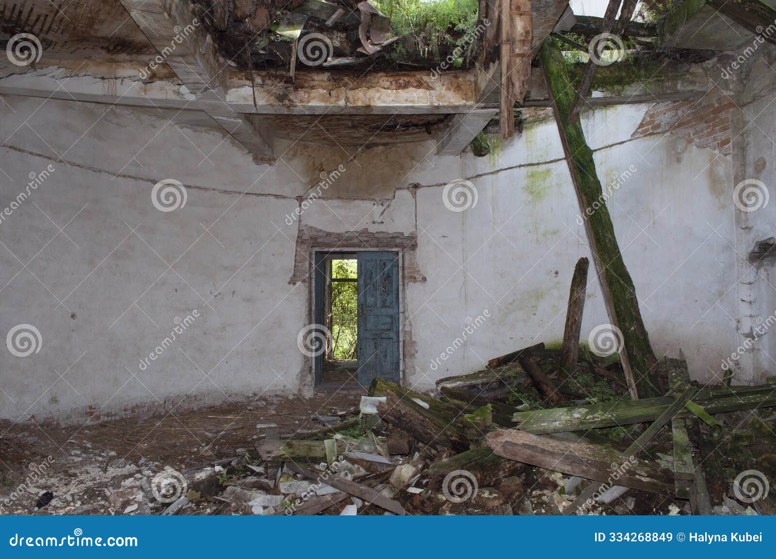 Interior Deteriorado Con Techo Sobrepoblado Y Estructura Colapsada ...
