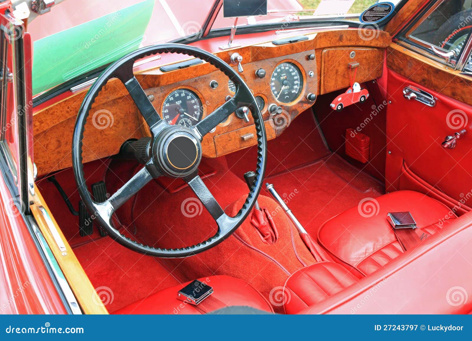 Interior do carro antigo imagem de stock. Imagem de equipamento - 27243797