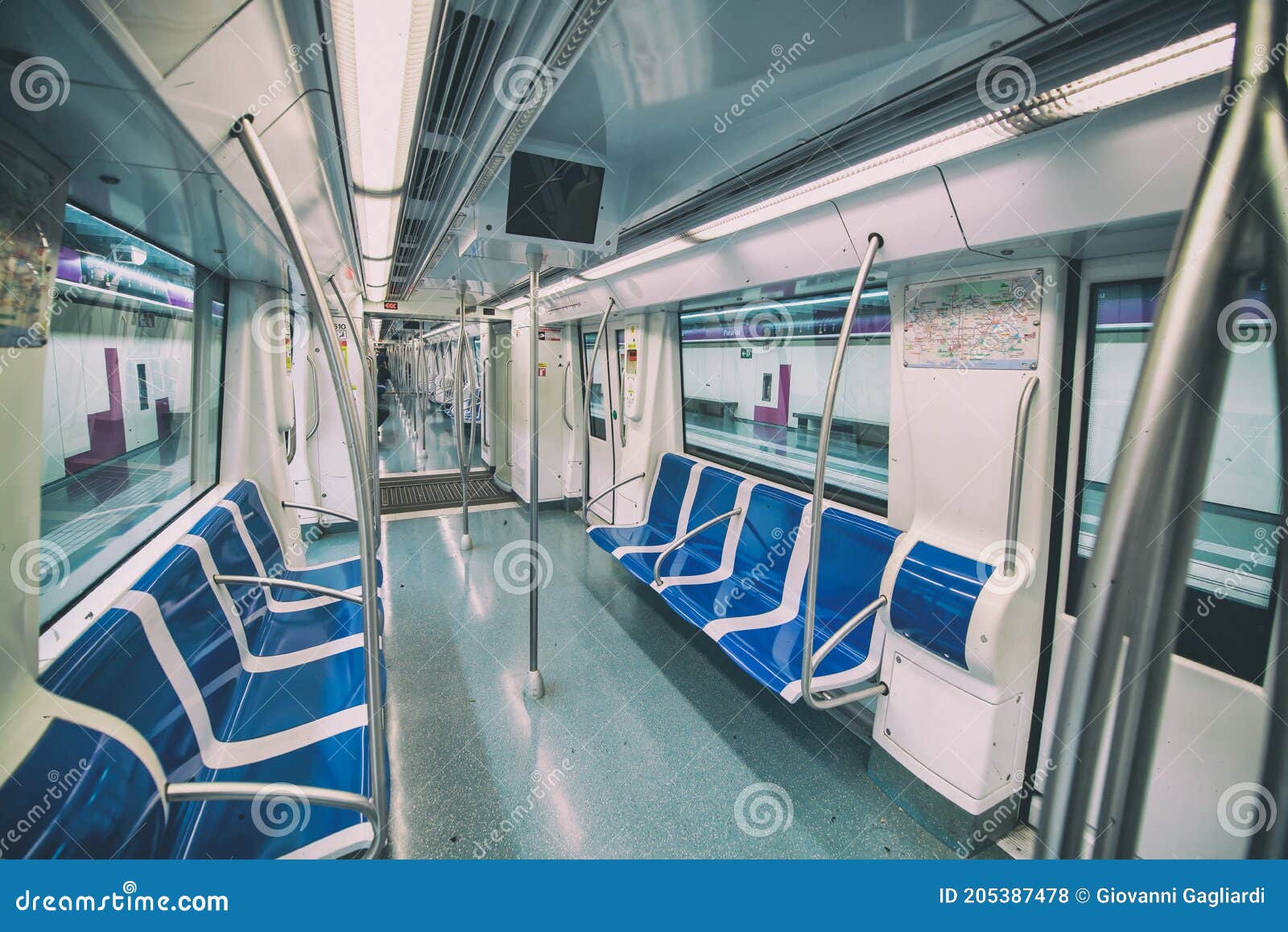 Interior Do Comboio De Metro Com Assentos Vazios Foto de Stock - Imagem ...