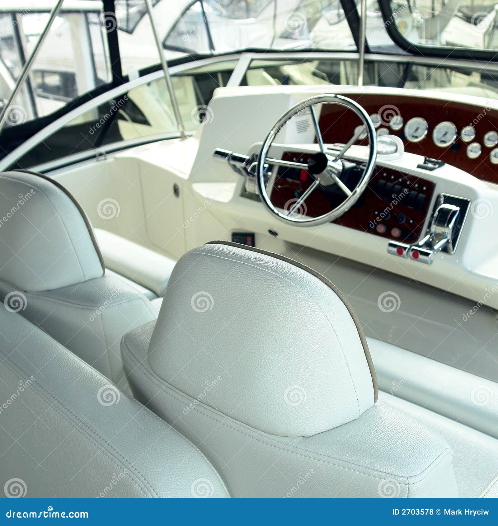 Interior do iate foto de stock. Imagem de interior, roda - 2703578