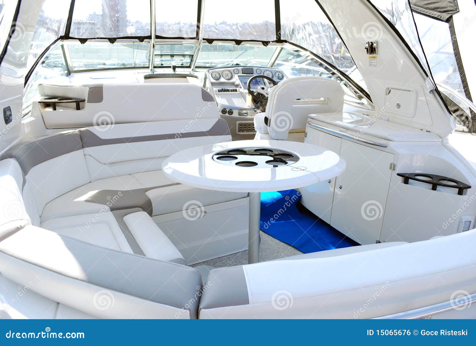 Interior Do Iate Com Tabela Foto de Stock - Imagem de tabela, elegância ...